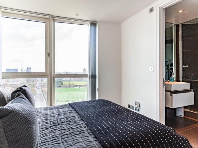 No 1 Building, Gunwharf Quays, PO1 2 bed flat to rent £2,250 pcm £519 pw
