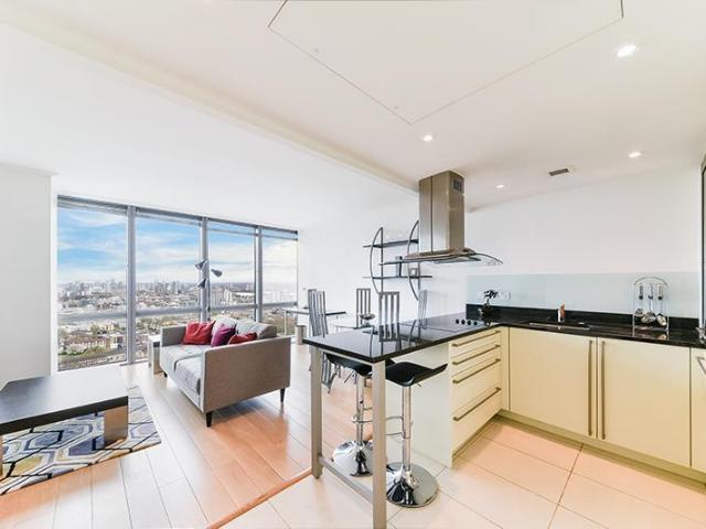 No 1 West India Quay, Hertsmere Road. 1 bed flat to rent £2,648 pcm £611 pw