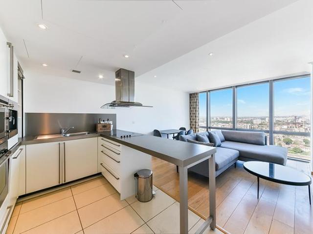 No 1 West India Quay, Hertsmere Road. 1 bed flat to rent £2,708 pcm £625 pw