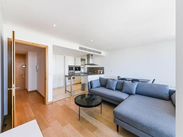 No 1 West India Quay, Hertsmere Road. 1 bed flat to rent £2,708 pcm £625 pw
