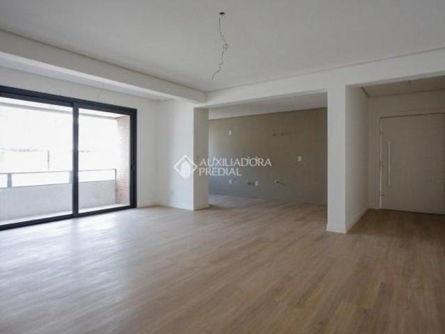 No bairro Tristeza, apartamento 3 suítes, 2 vagas, dois terraços, 131 m² privativos