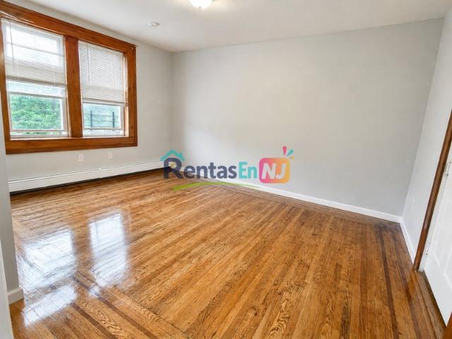 No Broker Fee_Beautiful 1 Bedroom Apartment_Hardwo