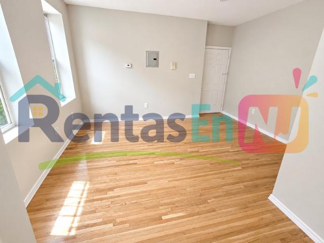 No Broker Fee_Beautifully Renovated 1 Bedroom Apar