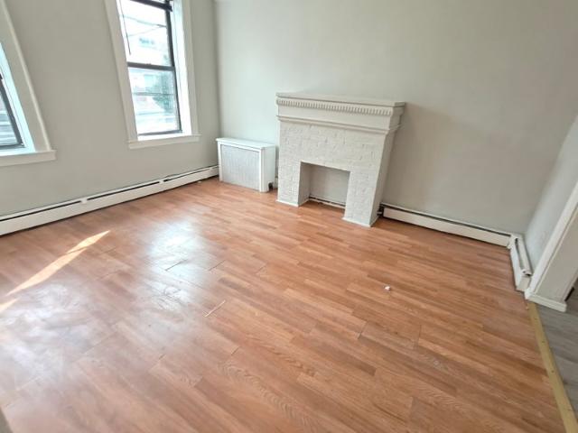 No Broker Fee_Updated 1 Bedroom Apartment_Hardwood