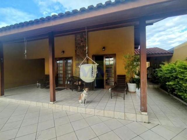 No Centro de Pinhais uma casa térrea espaçosa espera por você!