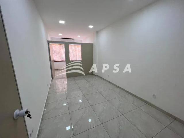 No coração do centro, em localização estratégica e de fácil acesso, esta sala comercial para aluguel