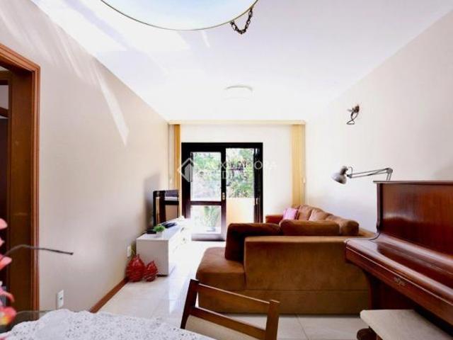 No coração do Jardim Botânico, em uma rua tranquila e arborizada, este apartamento oferece 124 m²