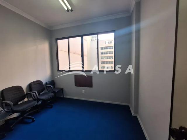 No coração da cidade e cercada por toda a conveniência do comércio local, esta sala comercial reform