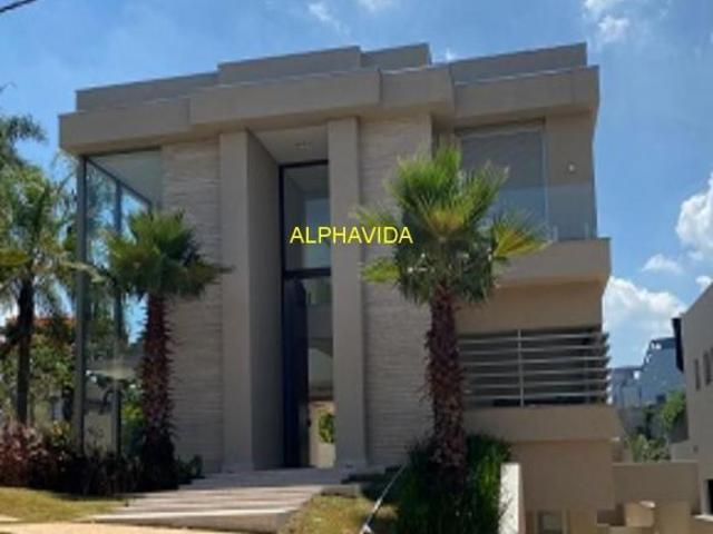 No coração de Alphaville, em um terreno de 744,00m², 994,91m² de puro charme, 3 pavimentos servidos
