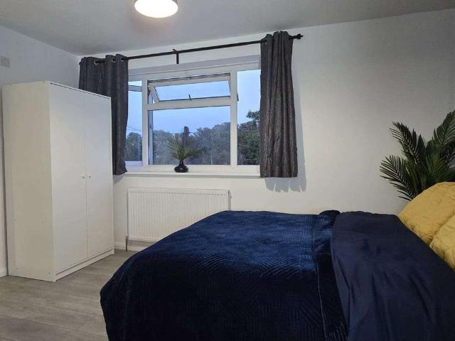 NO DEPOSIT Newly Refurbished 4 BEDROOM HOUSE TO RENT Room 2