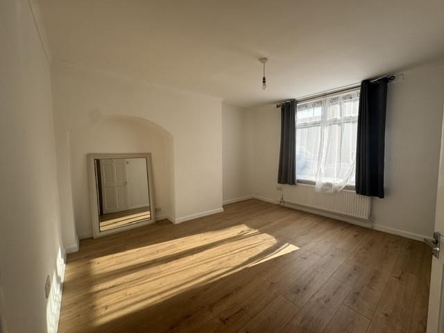 No Deposit Option, Heathway. 3 bed semi detached house to rent £1,899 pcm £438 pw