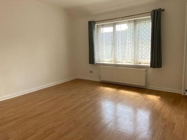 No Deposit Option, Heathway. 3 bed semi detached house to rent £1,950 pcm £450 pw