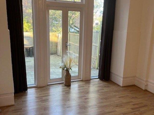 No Deposit Large Bright Studio with Own Garden