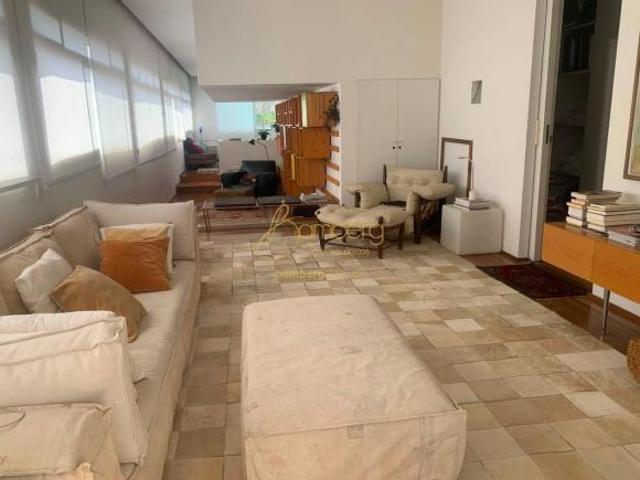 No Itaim Bibi Cobertura Duplex com 410 metros, 3 quartos sendo 2 suítes, 3 lareiras