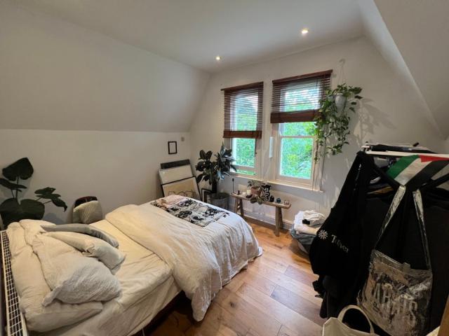 !No Living Room! 3 Bedroom Property in N7