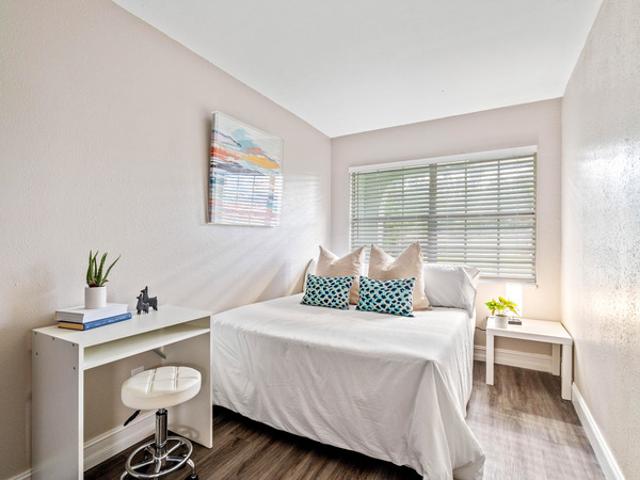 NO MOVE IN FEE on this amazing Plant City ! WALKING DISTANCE to Publix, Save A Lot, restaurants, and pharmacies!