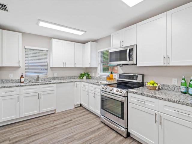 NO MOVEIN FEE on this amazing Plant City ! WALKI