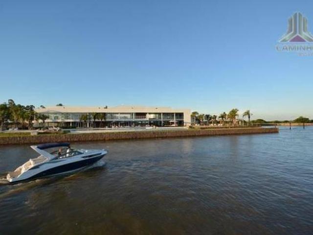 No Ponta da Figueira, lote semi molhado, 800 m² de área privativa