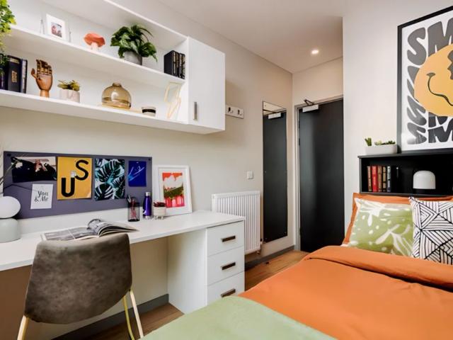 NON ENSUITE: THREE BED FLAT
