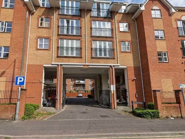 Noble Court, Slough 2 bed apartment to rent £1,450 pcm £335 pw