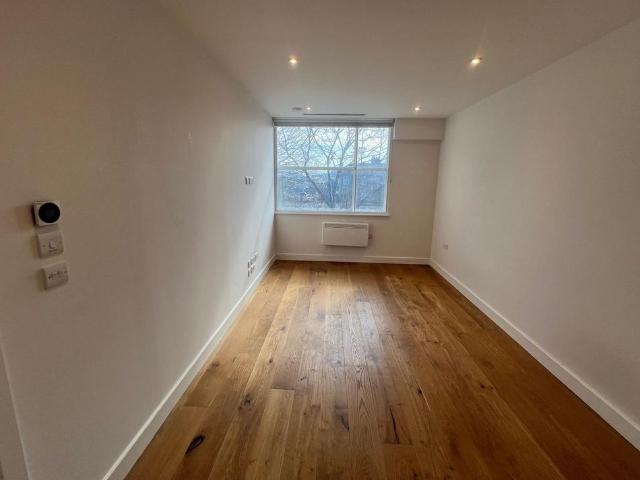 Noble Drive, Hayes & Harlington, Hillingdon, UB3