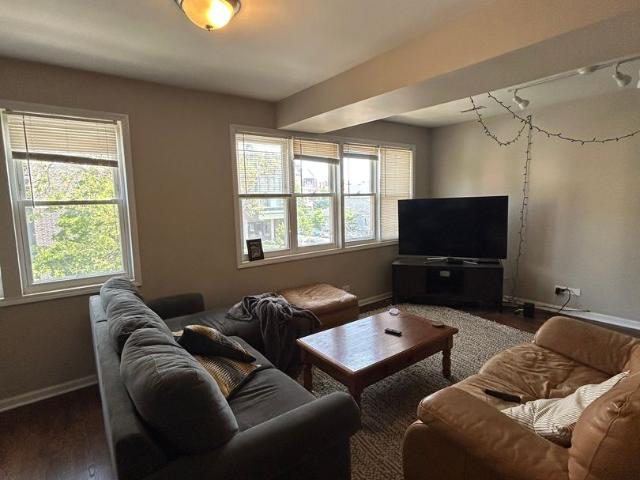 Noble Square – 4 Bed / 2 Bath DUPLEX UP / IN UNIT W/D! – Available August 5th!