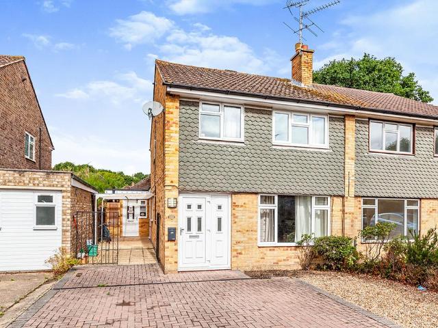 Nobles Way, Surrey TW20 4 bed semi detached house to rent £2,900 pcm £669 pw