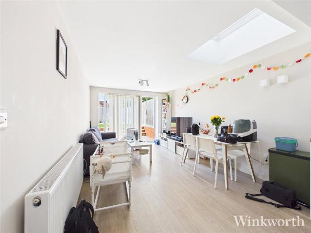 Noel Road, London, W3 2 bed apartment to rent £2,500 pcm £577 pw