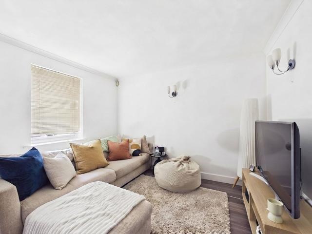 North Town Road, Maidenhead, Berkshire SL6, 2 bed flat to rent, £1,500 pcm | PrimeLocation