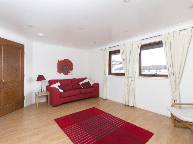 North Werber Place, Edinburgh, EH4 2 bed flat to rent £1,380 pcm £318 pw