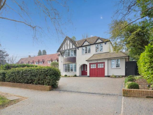 North Approach, Moor Park HA6 4 bed detached house to rent £7,200 pcm £1,662 pw