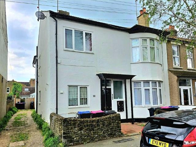 North Avenue, Southend on sea. 2 bed apartment to rent £1,295 pcm £299 pw