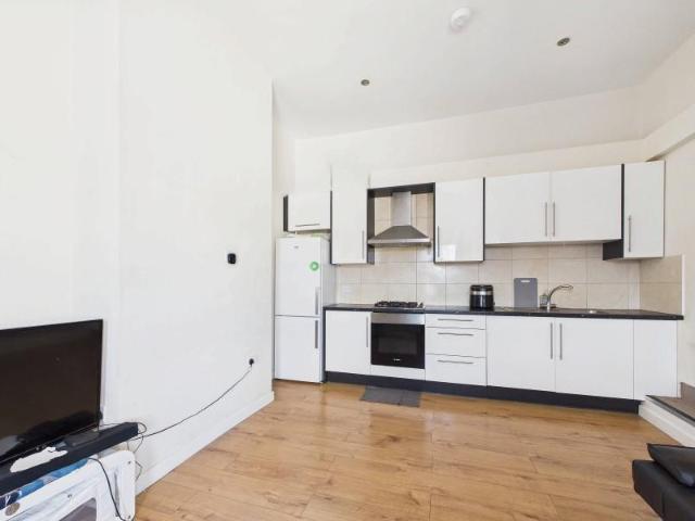 North Camp 1 bed flat to rent £1,050 pcm £242 pw