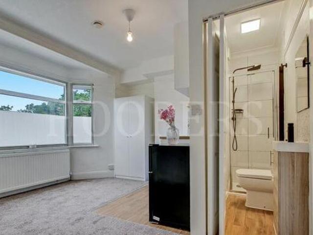 North Circuklar Road, Londin, Studio Flat For