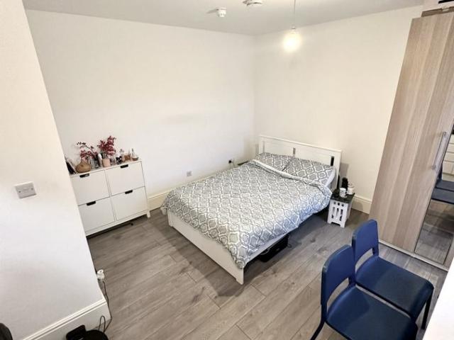 North Circular Road N13, Studio to rent, £1,150 pcm | PrimeLocation