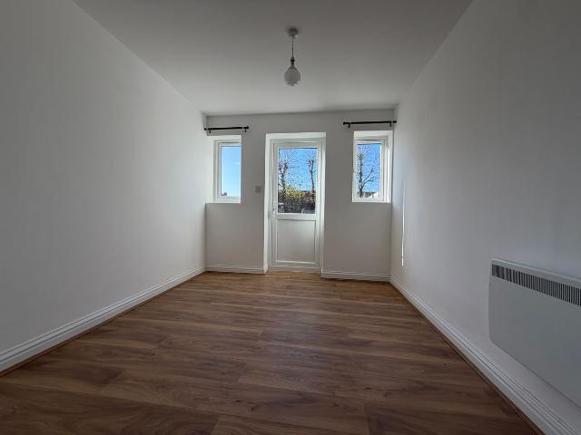 North Circular Road, London NW10, Studio to rent, £1,000 pcm | PrimeLocation
