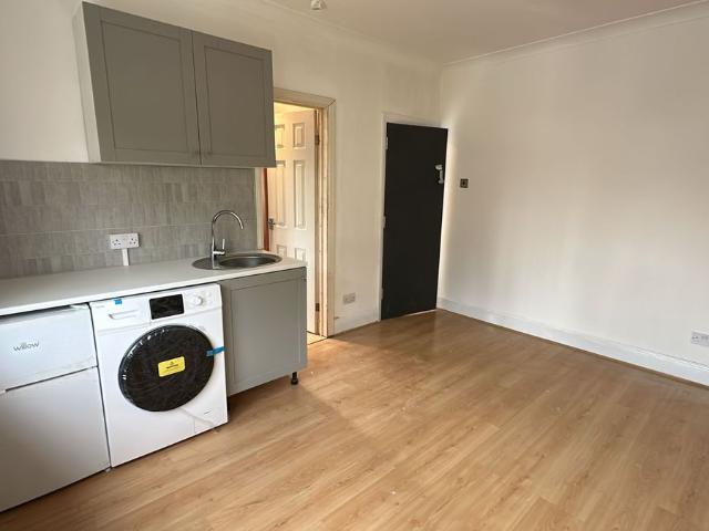 North Circular Road, London NW2, Room to rent, £1,300 pcm | PrimeLocation