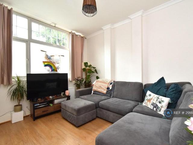 North Cross Road, London, SE22 1 bed flat to rent £1,900 pcm £438 pw