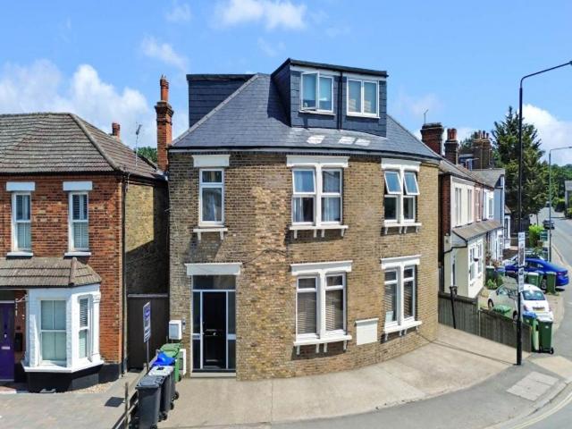 North Cray Road, Bexley, DA5 3 bed apartment to rent £2,100 pcm £485 pw