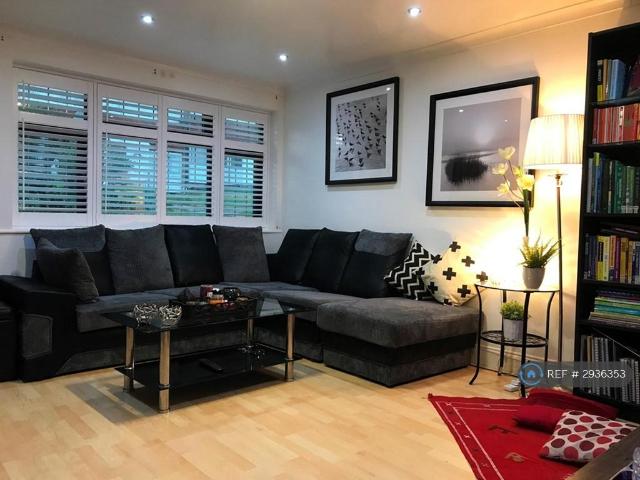 North Dene, Chigwell, IG7 3 bed terraced house to rent £2,100 pcm £485 pw