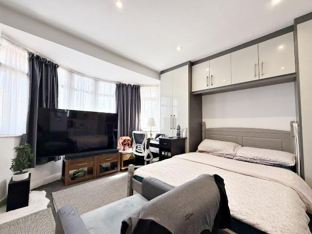 North Drive, Hounslow TW3, Studio to rent, £1,050 pcm | PrimeLocation