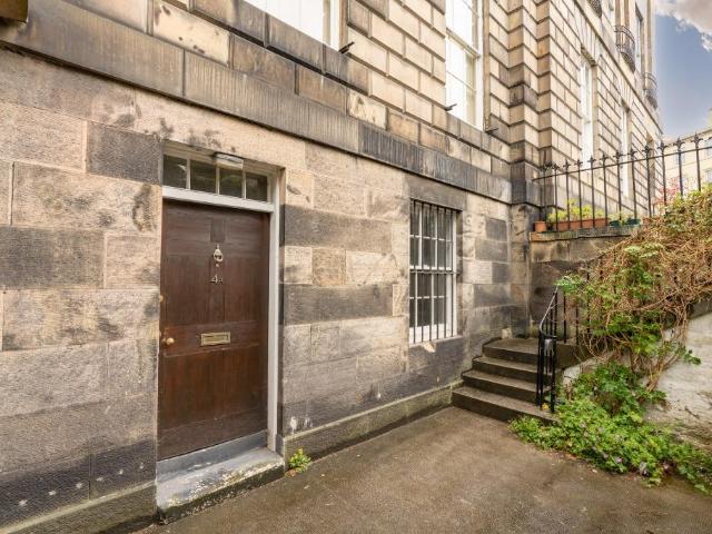 North East Circus Place, New Town. 2 bed flat to rent £1,575 pcm £363 pw