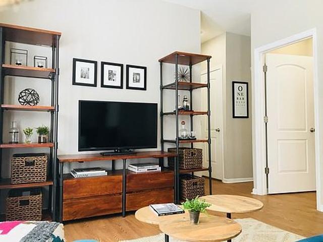 North Elaine Place 3 Bedroom Apartment for Rent at N Elaine Pl, Chicago, IL 60657 Lakeview