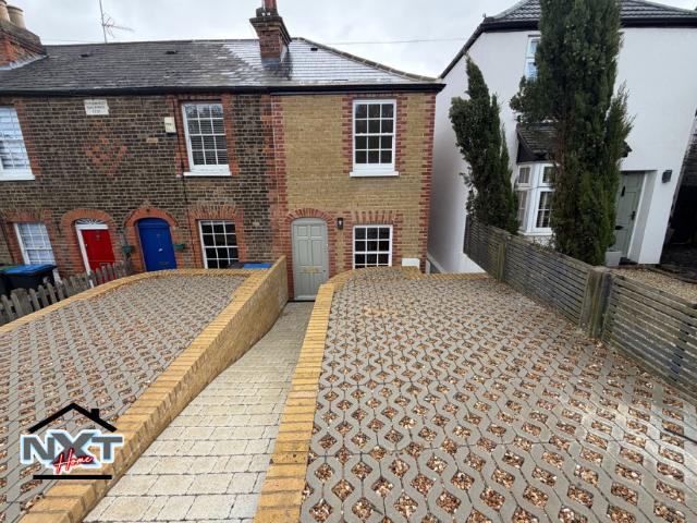 North End, Buckhurst Hill IG9, 2 bed cottage to rent, £2,500 pcm | PrimeLocation