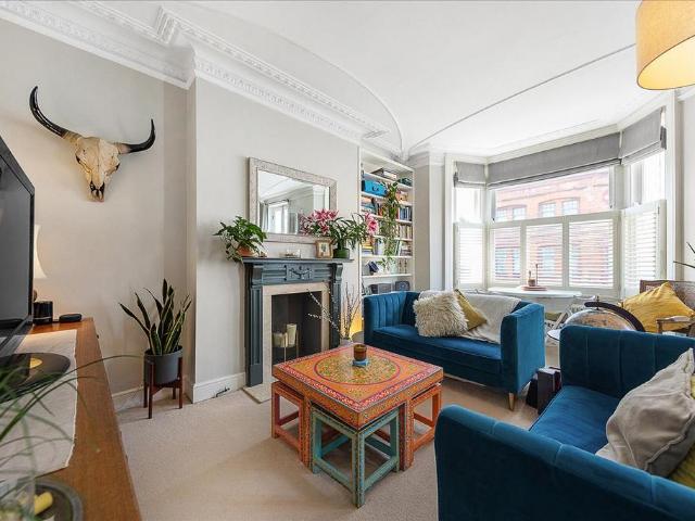 North End Road, West Kensington. 2 bed apartment to rent £2,500 pcm £577 pw