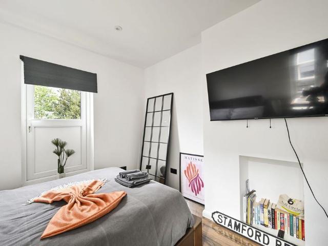 North End Road, West Kensington. Studio to rent £2,492 pcm £575 pw