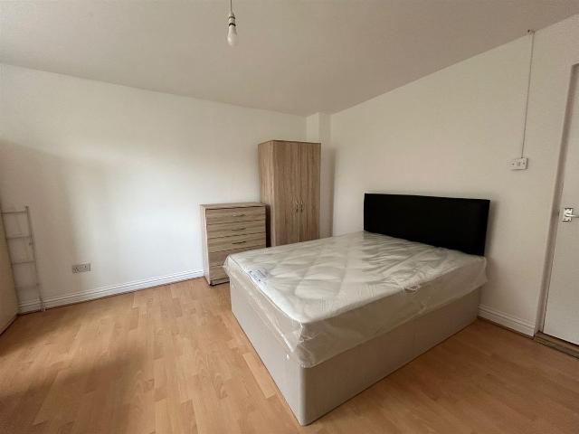 North End Road, Fulham SW6, 3 bed flat to rent, £2,850 pcm | PrimeLocation