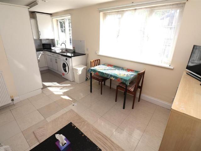 North End Road, London 2 bed flat to rent £1,900 pcm £438 pw