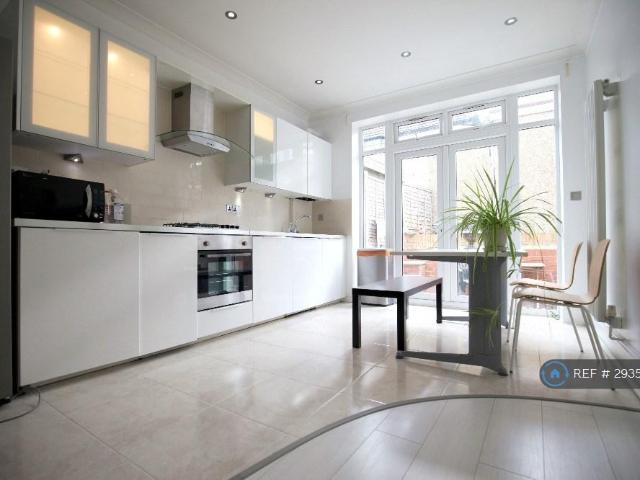 North End Road, London, NW11 3 bed flat to rent £3,380 pcm £780 pw