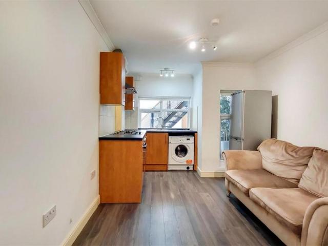 North End Road, London SW6 2 bed flat to rent £1,900 pcm £438 pw